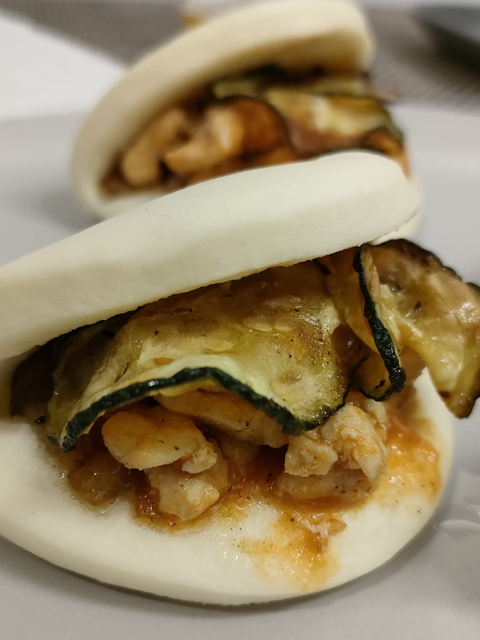 Pan Bao de pollo especiado con calabacín crujiente y cebolla ...